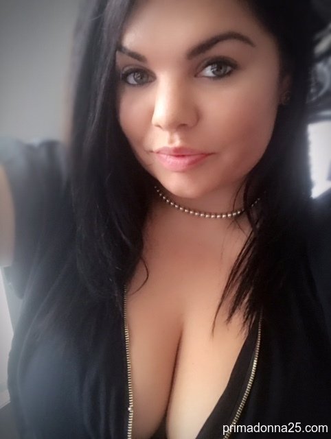 Busty Tart Prima Donna Selfies Of Her Big Titties 15 Photos